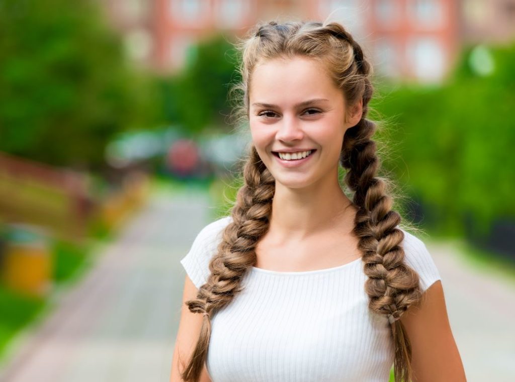 Tresses collées : Tutos coiffures et inspirations pour vos cheveux